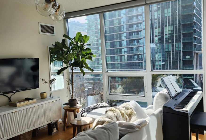 Unfurnished Bright 2+1 bdr 2 bath + parking next to Union Station in ...